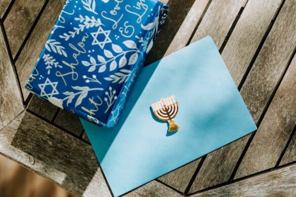 8 Ideas For Gift That Means A Lot For Your Jewish Friends